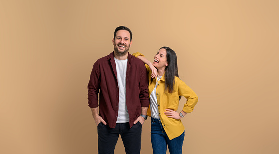 Photo Libre De Droit De Belle Femme Avec La Main Sur Lépaule De Son