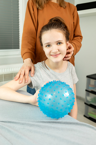 Potret Gadis Remaja Cantik Tersenyum Dengan Cerebral Palsy Dengan Ibu ... Potret Gadis Remaja Cantik Tersenyum Dengan Cerebral Palsy Dengan Ibu ...