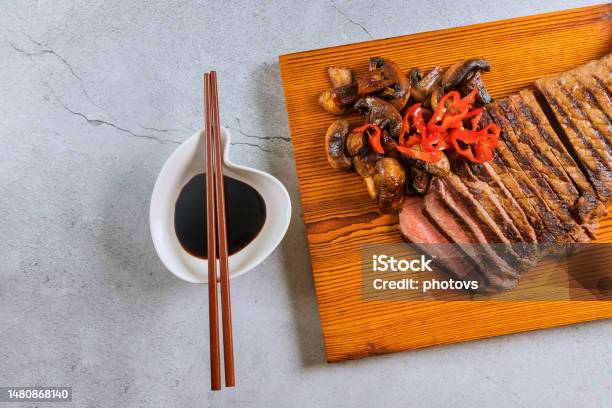 Ini Adalah Steak Daging Sapi Langka Yang Berair Dan Lembut Yang Diiris