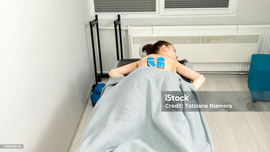 Wanita Muda Dengan Cerebral Palsy Skoliosis Berbaring Di Sofa Di Bawah ... Wanita Muda Dengan Cerebral Palsy Skoliosis Berbaring Di Sofa Di Bawah ...