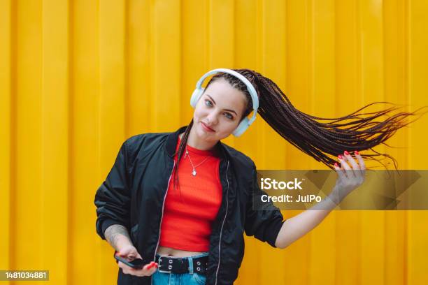 Wanita Muda Mendengarkan Musik Dan Menari Menggunakan Ponsel Dan ... Wanita Muda Mendengarkan Musik Dan Menari Menggunakan Ponsel Dan ...