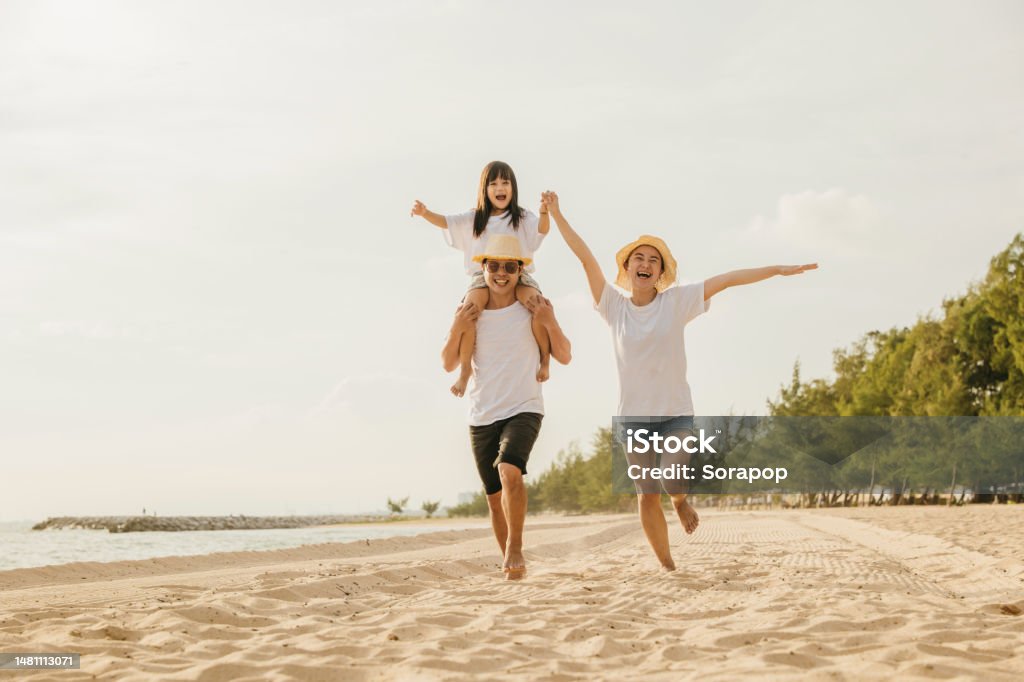 Photo libre de droit de Des Gens Heureux En Famille Qui Samusent ... Photo libre de droit de Des Gens Heureux En Famille Qui Samusent ...