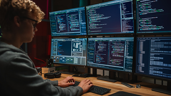 Junger Kaukasischer Mann Der Code Auf Professionellen Sechs Monitoren ... Junger Kaukasischer Mann Der Code Auf Professionellen Sechs Monitoren ...