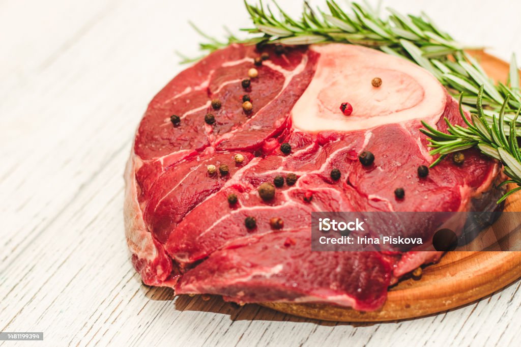 Sepotong Daging Segar Steak Daging Sapi Besar Di Tulang Ossobuco Dengan