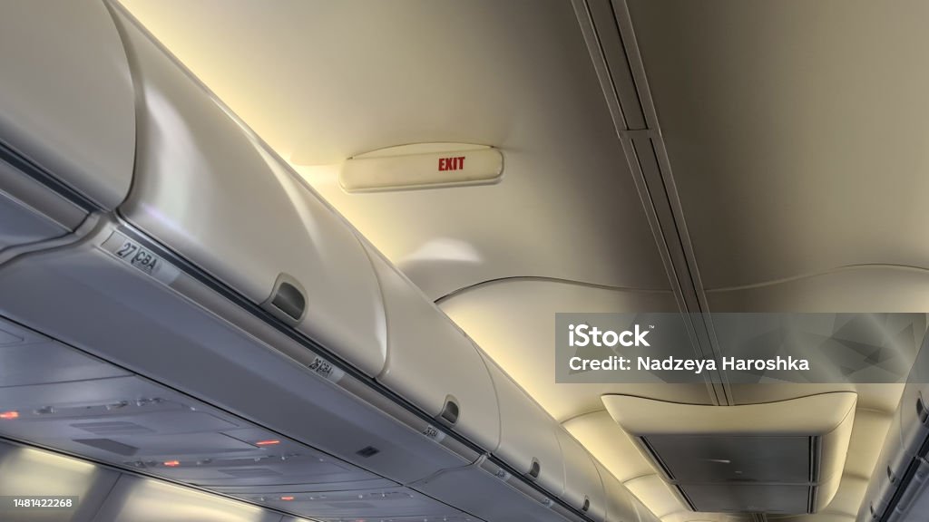 Ausstiegsschild Im Modernen Düsenflugzeug Flugsicherheit Und Abflug Von ... Ausstiegsschild Im Modernen Düsenflugzeug Flugsicherheit Und Abflug Von ...