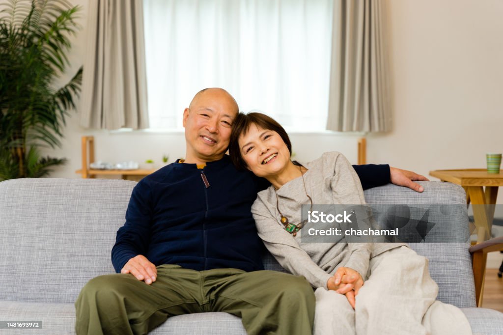 リビングのソファーに近い50代と60代の熟女夫婦2組 2人のストックフォトや画像を多数ご用意 2人 50代 55 59歳 Istock