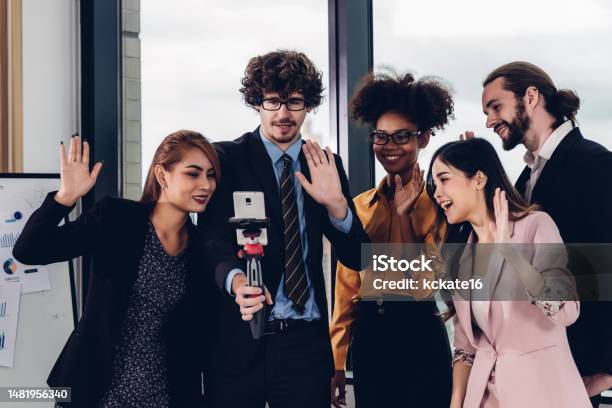 Photo Libre De Droit De Groupe De Personnes Faisant Des Appels En Ligne