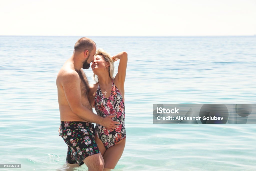 Photo Libre De Droit De Heureux Couple De Famille Ensemble Sembrassant