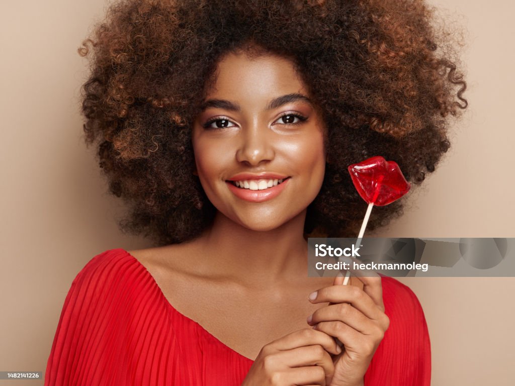 Potret Cantik Seorang Gadis Afrika Dengan Bibir Berbentuk Lolipop Foto ... Potret Cantik Seorang Gadis Afrika Dengan Bibir Berbentuk Lolipop Foto ...