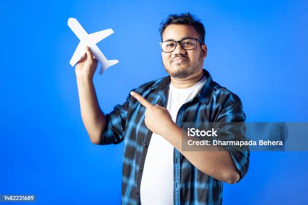 Pemuda India Memegang Kertas Memotong Pesawat Dan Menunjuk Dengan Jari ... Pemuda India Memegang Kertas Memotong Pesawat Dan Menunjuk Dengan Jari ...