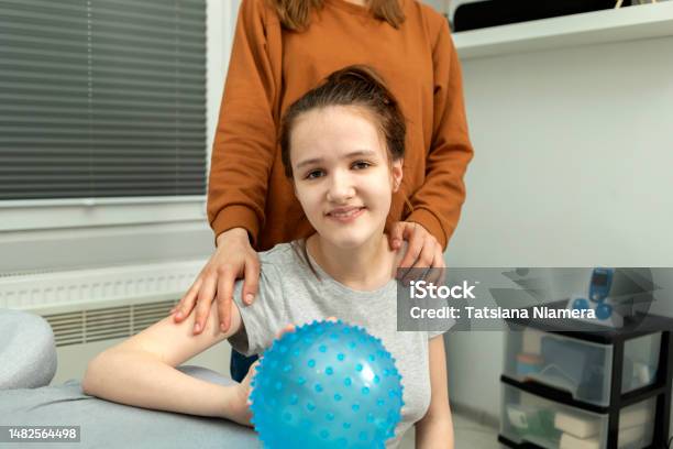 Potret Gadis Remaja Cantik Tersenyum Dengan Cerebral Palsy Dengan Ibu ... Potret Gadis Remaja Cantik Tersenyum Dengan Cerebral Palsy Dengan Ibu ...
