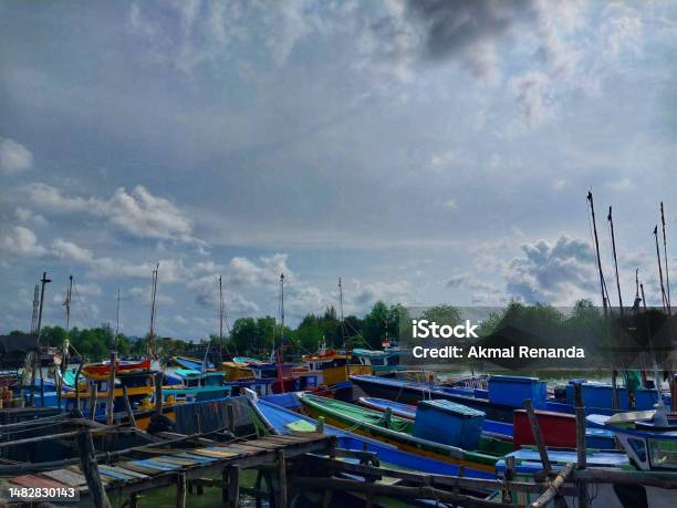 Pemandangan Spektakuler Perahu Nelayan Tradisional Dalam Formasi ... Pemandangan Spektakuler Perahu Nelayan Tradisional Dalam Formasi ...