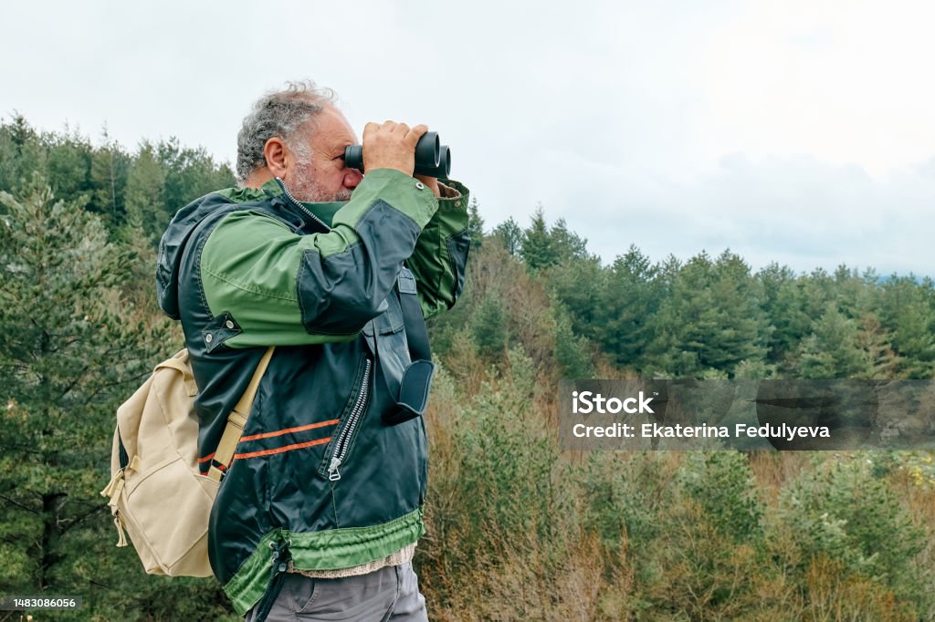 Pria Pengembara Berjanggut Dewasa Hiking Di Hutan Pegunungan Mencari ... Pria Pengembara Berjanggut Dewasa Hiking Di Hutan Pegunungan Mencari ...