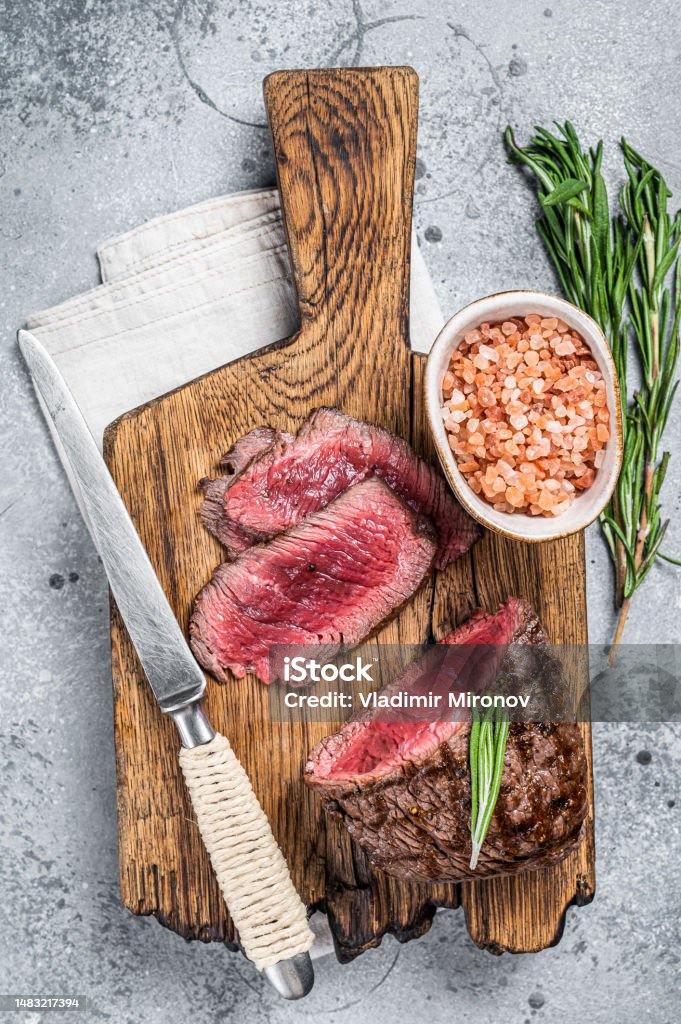 Steak Daging Sapi Rump Panggang Diiris Di Atas Talenan Kayu Latar