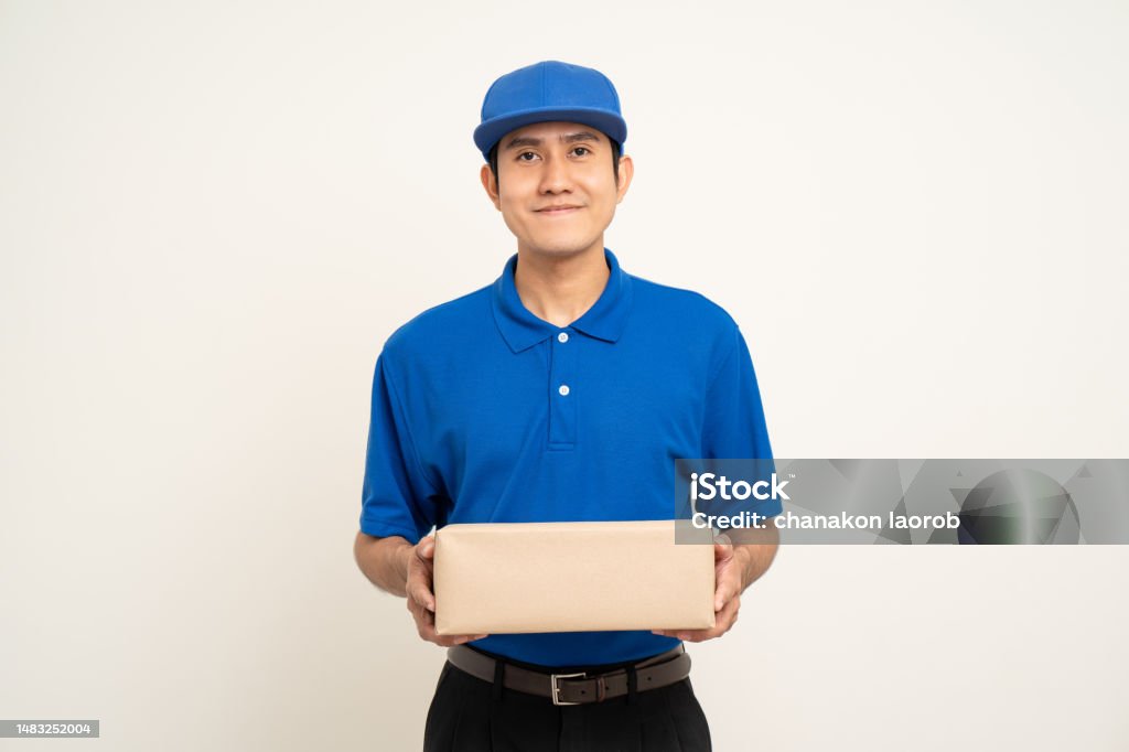 Selamat Pengiriman Pria Asia Berseragam Biru Berdiri Memegang Kardus ... Selamat Pengiriman Pria Asia Berseragam Biru Berdiri Memegang Kardus ...