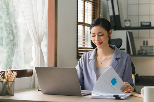 Memotong Bidikan Wanita Bisnis Muda Membuat Catatan Pertemuan Rencana ... Memotong Bidikan Wanita Bisnis Muda Membuat Catatan Pertemuan Rencana ...
