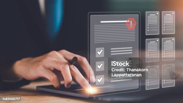 Pengusaha Memeriksa Langkahlangkah Melalui Dokumen Dengan Daftar Kotak ... Pengusaha Memeriksa Langkahlangkah Melalui Dokumen Dengan Daftar Kotak ...