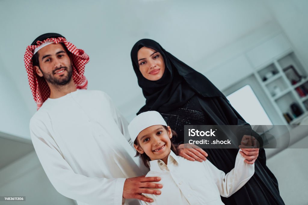 Potret Pasangan Keluarga Muslim Arab Muda Yang Bahagia Dengan Putra ... Potret Pasangan Keluarga Muslim Arab Muda Yang Bahagia Dengan Putra ...
