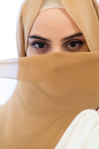 Photo Libre De Droit De Portrait Dune Belle Femme Musulmane En Robe À