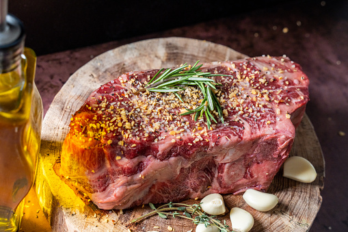 Steak Daging Sapi Ribeye Mentah Dan Besar Yang Dibumbui Dengan Taburan