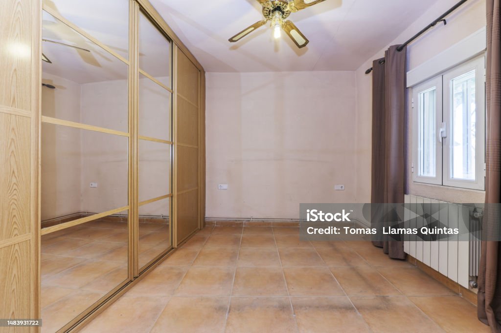Kamar Kosong Dengan Lemari Pakaian Builtin Dari Dinding Ke Dinding