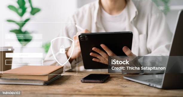 Pria Mengetik Login Dan Kata Sandi Dalam Konsep Keamanan Cyber Keamanan