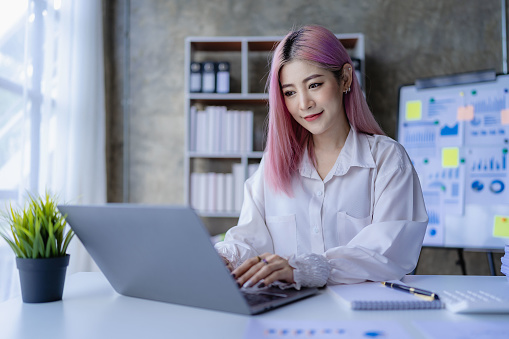 Akuntan Muda Asia Yang Bekerja Di Kantor Keuangan Kelola Laporan ... Akuntan Muda Asia Yang Bekerja Di Kantor Keuangan Kelola Laporan ...