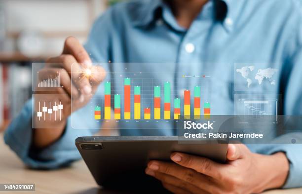 Pengusaha Menganalisis Grafik Pertumbuhan Data Ekonomi Dan Membuat