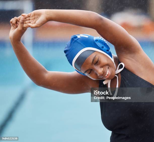 Stretching Sport Oder Glückliche Schwarze Frau Im Schwimmbad Zum Üben ... Stretching Sport Oder Glückliche Schwarze Frau Im Schwimmbad Zum Üben ...