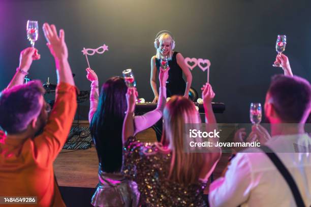 Sekelompok Orang Menari Di Klub Dengan Dj Di Latar Belakang Foto Stok ... Sekelompok Orang Menari Di Klub Dengan Dj Di Latar Belakang Foto Stok ...