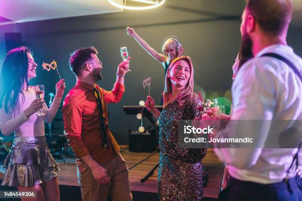 Sekelompok Orang Menari Di Klub Dengan Dj Di Latar Belakang Foto Stok ... Sekelompok Orang Menari Di Klub Dengan Dj Di Latar Belakang Foto Stok ...