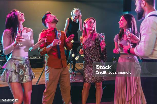 Sekelompok Orang Menari Di Klub Dengan Dj Di Latar Belakang Foto Stok ... Sekelompok Orang Menari Di Klub Dengan Dj Di Latar Belakang Foto Stok ...