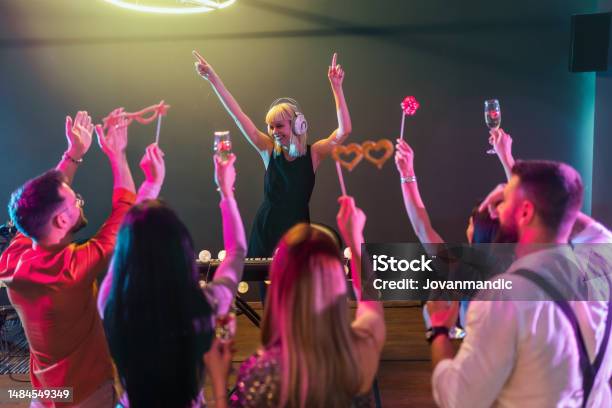 Sekelompok Orang Menari Di Klub Dengan Dj Di Latar Belakang Foto Stok ... Sekelompok Orang Menari Di Klub Dengan Dj Di Latar Belakang Foto Stok ...