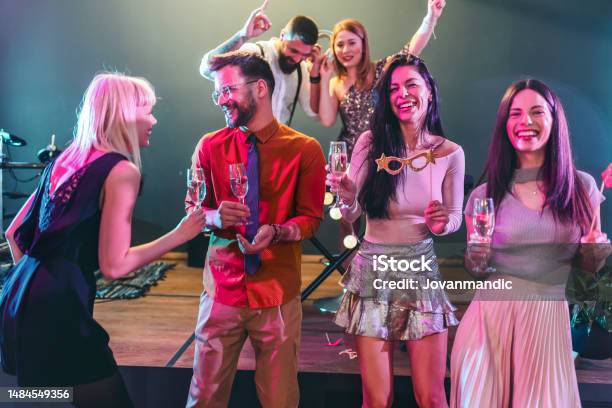 Sekelompok Orang Menari Di Klub Dengan Dj Di Latar Belakang Foto Stok ... Sekelompok Orang Menari Di Klub Dengan Dj Di Latar Belakang Foto Stok ...