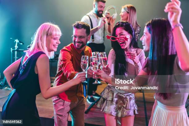 Sekelompok Orang Menari Di Klub Dengan Dj Di Latar Belakang Foto Stok ... Sekelompok Orang Menari Di Klub Dengan Dj Di Latar Belakang Foto Stok ...