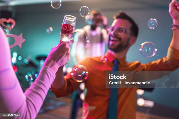 Sekelompok Orang Menari Di Klub Dengan Dj Di Latar Belakang Foto Stok ... Sekelompok Orang Menari Di Klub Dengan Dj Di Latar Belakang Foto Stok ...
