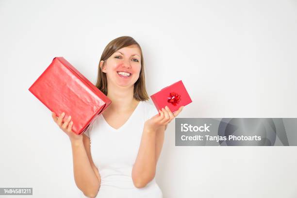 Wanita Muda Cantik Yang Bahagia Memegang Dua Kotak Hadiah Merah Foto ... Wanita Muda Cantik Yang Bahagia Memegang Dua Kotak Hadiah Merah Foto ...