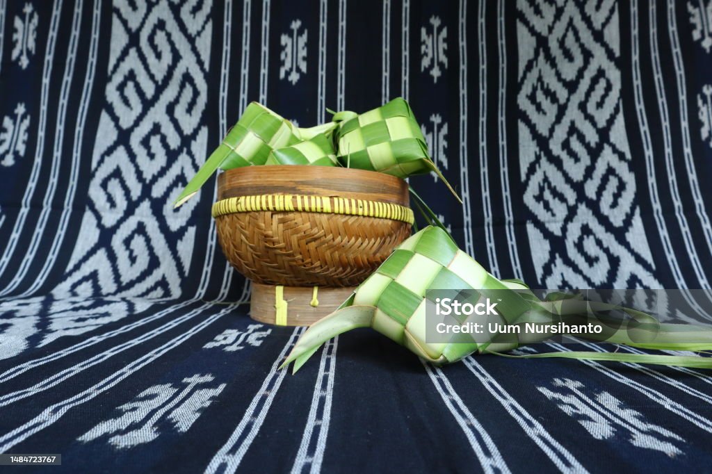Anyaman Bambu Untuk Wadah Ketupat Yang Terbuat Dari Anyaman Daun Kelapa