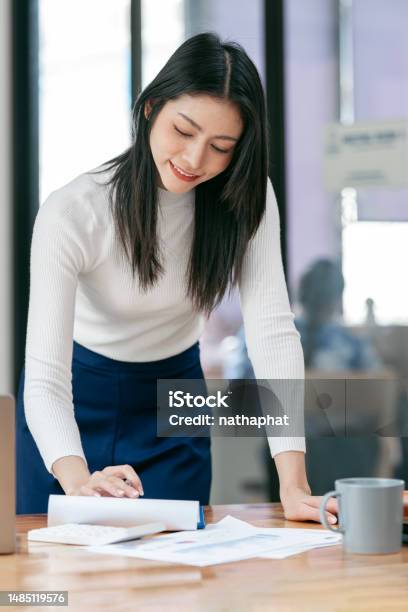 Pengusaha Wanita Cantik Memeriksa Dokumen Berdiri Di Kantor Modern Foto ... Pengusaha Wanita Cantik Memeriksa Dokumen Berdiri Di Kantor Modern Foto ...