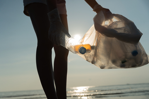Hemat Air Relawan Memungut Sampah Di Pantai Dan Botol Plastik Sulit