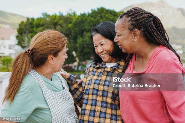Wanita Senior Multiras Yang Bahagia Bersenangsenang Bersama Di Luar ... Wanita Senior Multiras Yang Bahagia Bersenangsenang Bersama Di Luar ...