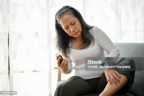 Wanita Dewasa Yang Tidak Bahagia Menderita Sakit Kaki Memijat Kakinya ... Wanita Dewasa Yang Tidak Bahagia Menderita Sakit Kaki Memijat Kakinya ...