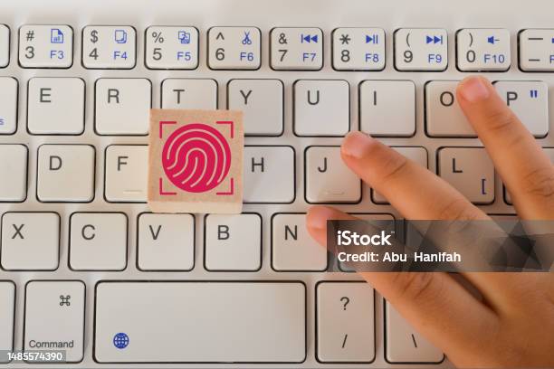 Photo Libre De Droit De Le Symbole Dempreinte Digitale Sur Un Clavier