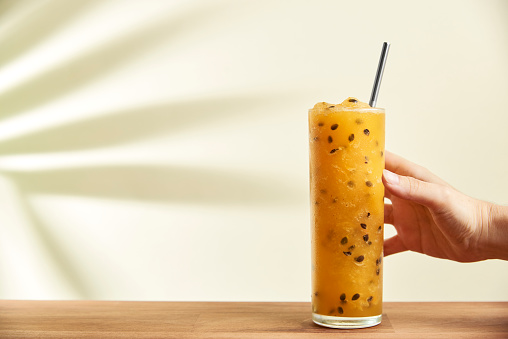 Tangan Mencengkeram Segelas Minuman Markisa Dengan Sedotan Ekologis ... Tangan Mencengkeram Segelas Minuman Markisa Dengan Sedotan Ekologis ...