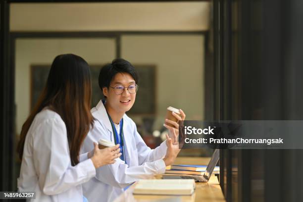 Foto Dokter Pria Dan Wanita Berseragam Putih Berbicara Dengan Rekan ... Foto Dokter Pria Dan Wanita Berseragam Putih Berbicara Dengan Rekan ...