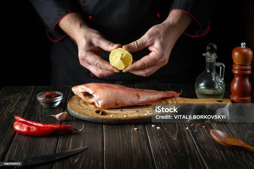 Chef Menekan Jus Lemon Pada Ikan Sebastes Di Dapur Sebelum Dimasak Ide