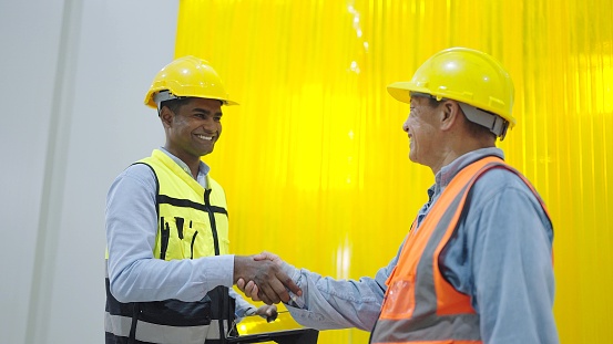 Dua Pekerja Gudang Pabrik Profesional Berjabat Tangan Sambil Berdiri Di ... Dua Pekerja Gudang Pabrik Profesional Berjabat Tangan Sambil Berdiri Di ...