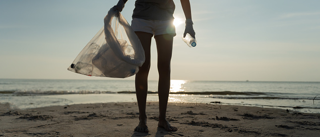 Hemat Air Relawan Memungut Sampah Di Pantai Dan Botol Plastik Sulit