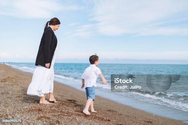 Ibu Dan Anak Berjalan Di Pantai Dan Melempar Batu Ke Laut Foto Stok ... Ibu Dan Anak Berjalan Di Pantai Dan Melempar Batu Ke Laut Foto Stok ...