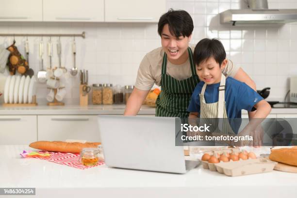 Photo Libre De Droit De Heureux Souriant Jeune Père Et Fils Asiatiques